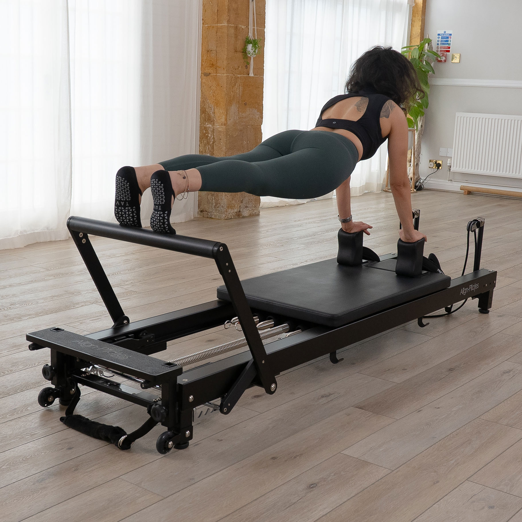 C8-Pro Pilates Reformer in Noir/Black | Align-Pilates